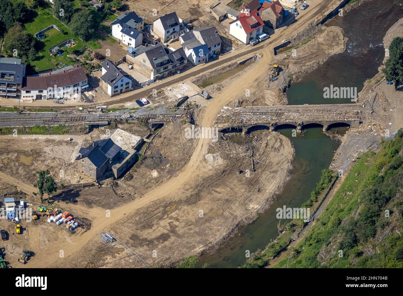 überschwemmungsgebiet am fluss ahr mit zerstorten brucken im ortsteil ...