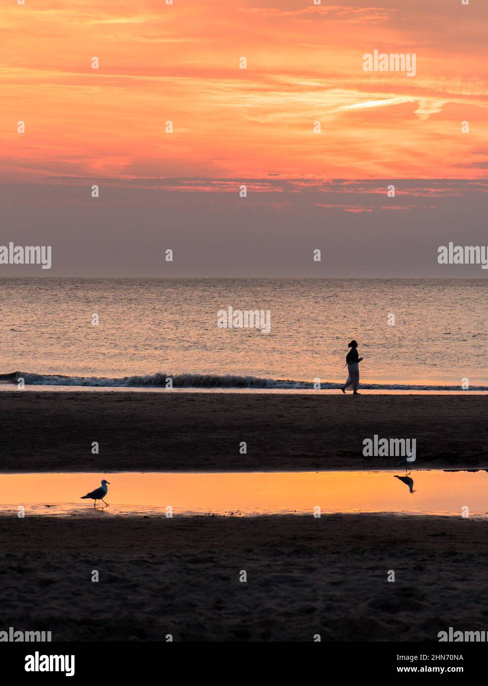 Colorful cloud sunset beach hi-res stock photography and images - Alamy