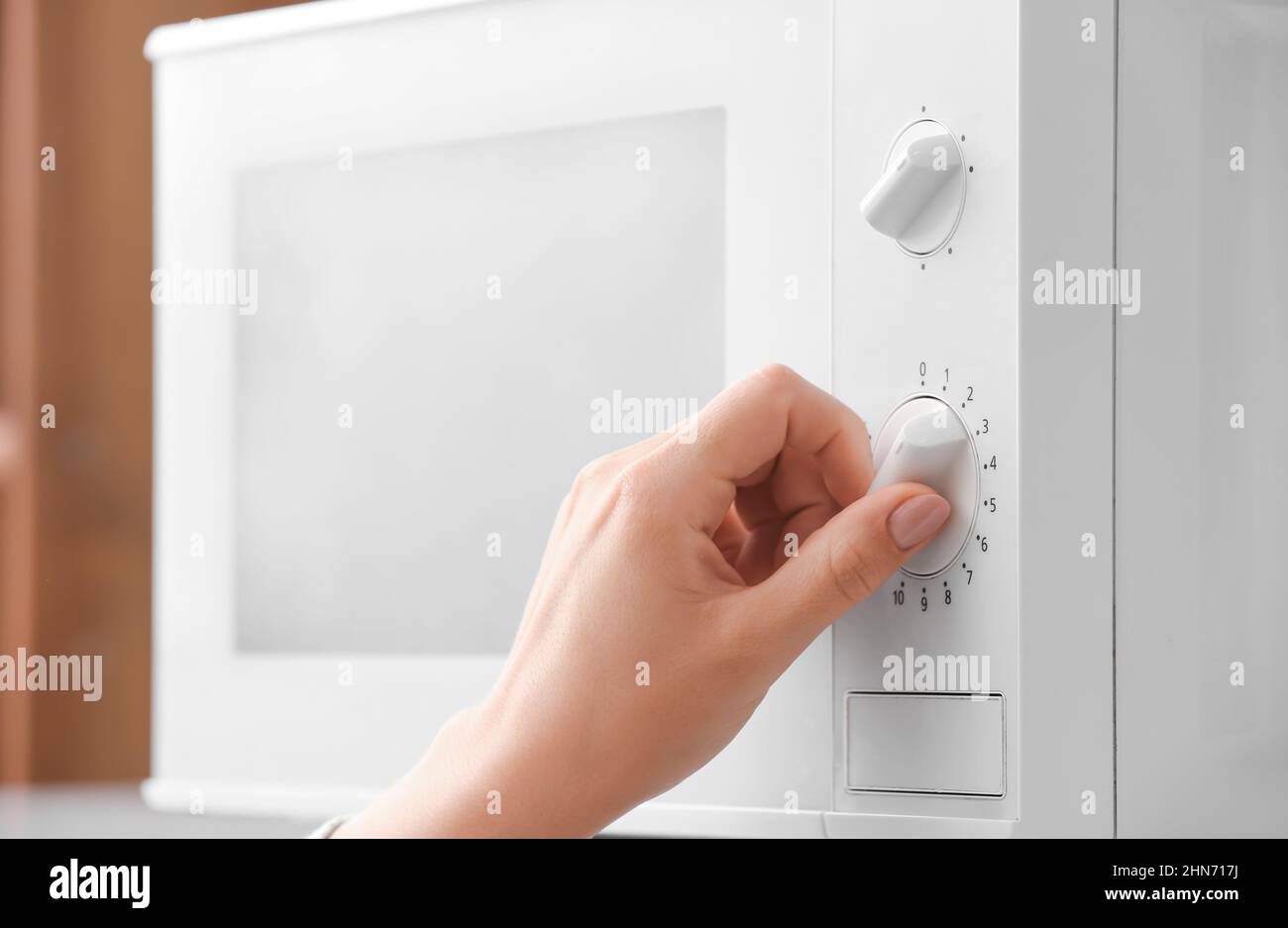 Person using microwave oven hi-res stock photography and images - Alamy