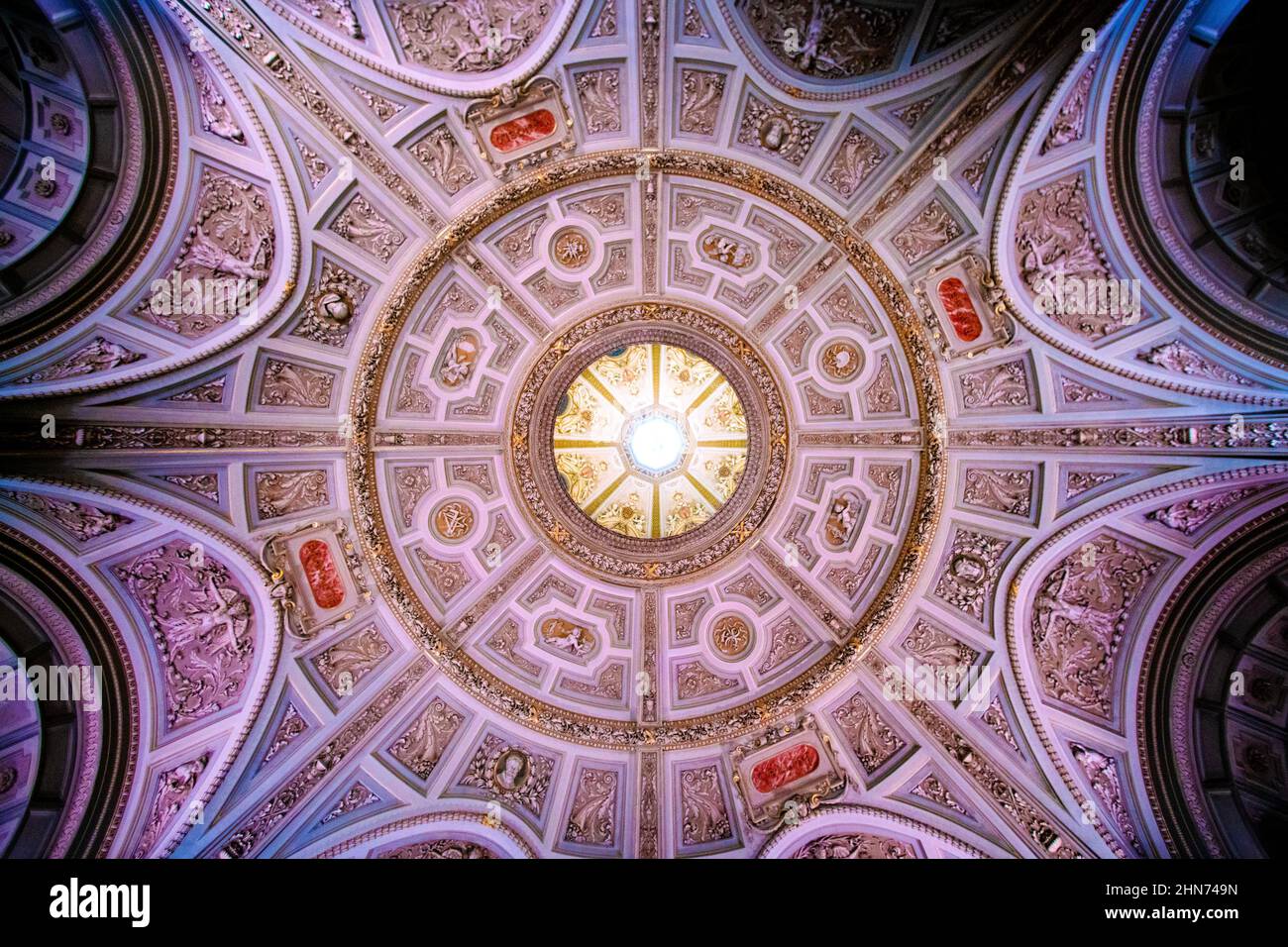 Ceiling round christian temple hi-res stock photography and images - Alamy