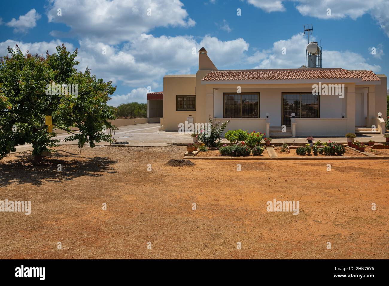 Traditional and modern residential hi-res stock photography and images ...