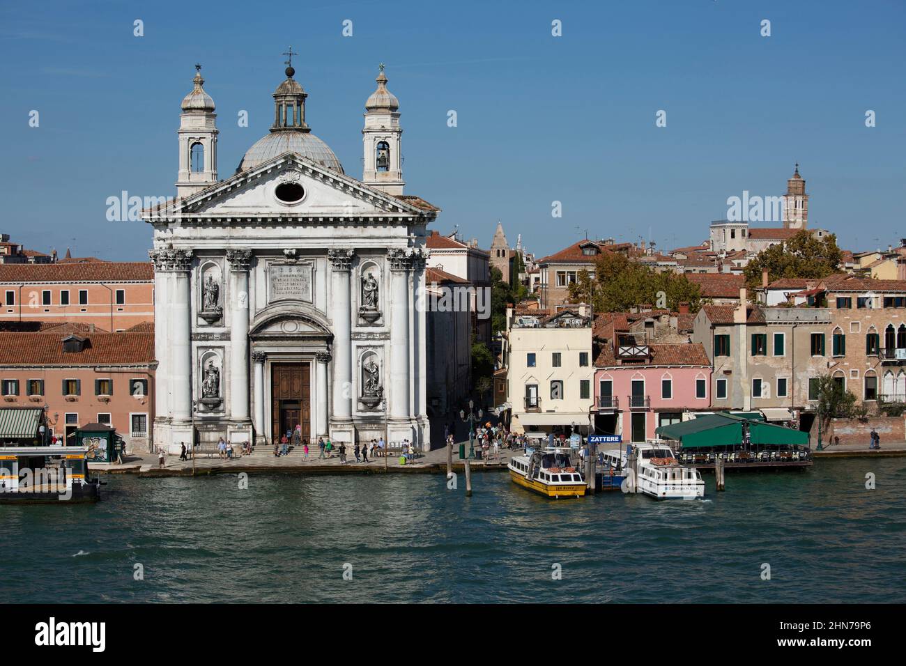 Venice waterfront showing the crowds of tourists that congest the city ...