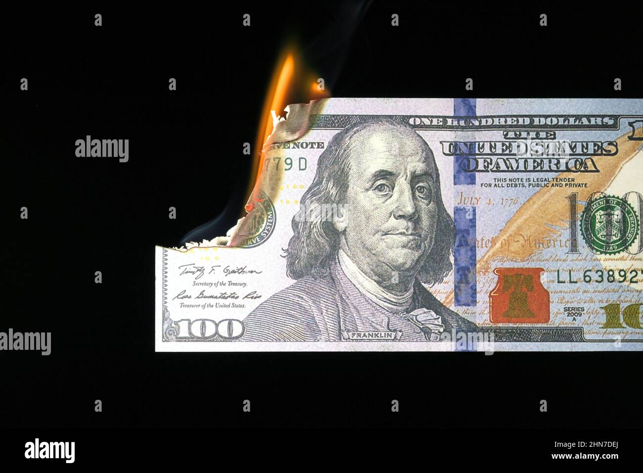 Burning 100 dollar bill hi-res stock photography and images - Alamy