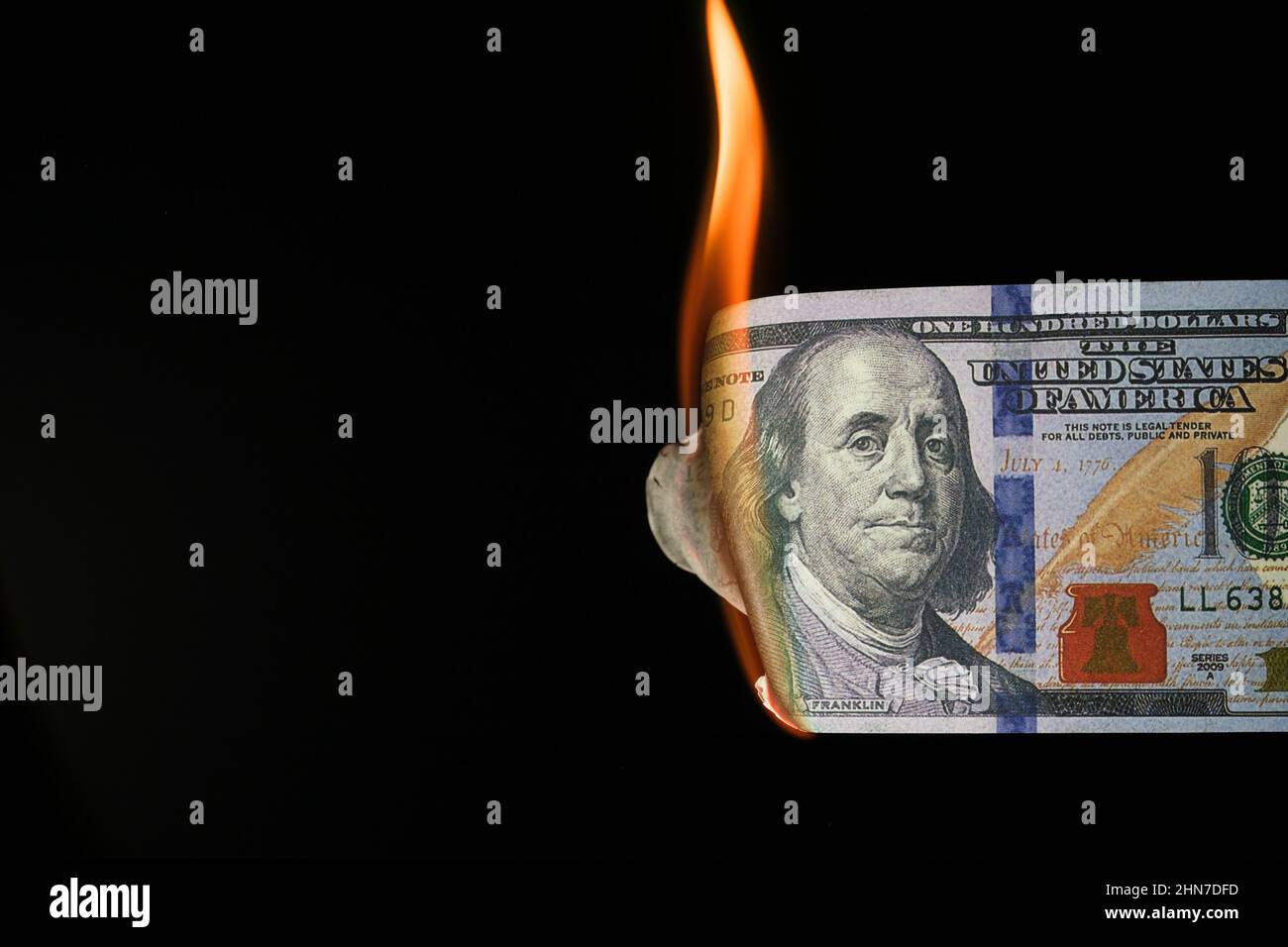 Burning 100 dollar bill hi-res stock photography and images - Alamy