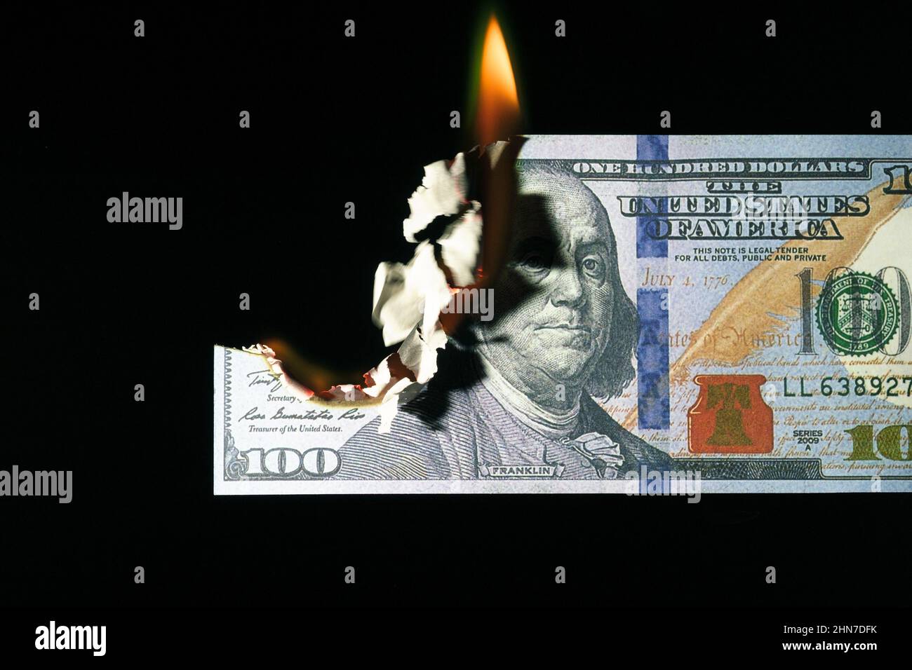 Burning 100 dollar bill hi-res stock photography and images - Alamy