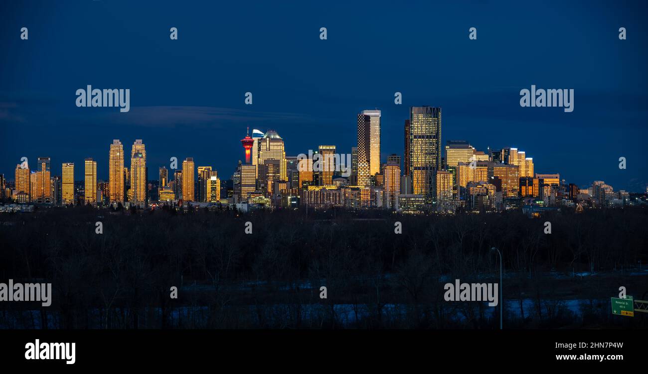 Panoramic view of Calgary's skyline at sunrise Stock Photo - Alamy