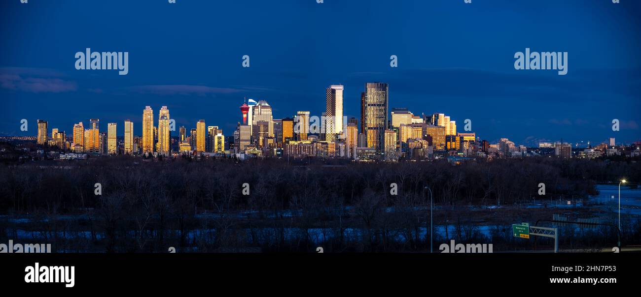 Panoramic view of Calgary's skyline at sunrise Stock Photo - Alamy
