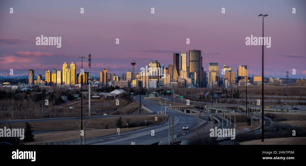 Panoramic view of Calgary's skyline at sunrise Stock Photo - Alamy
