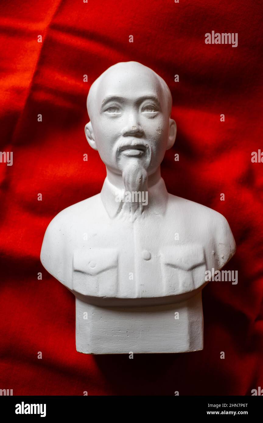 Bust of Ho Chi Minh in front of a communist flag Stock Photo - Alamy