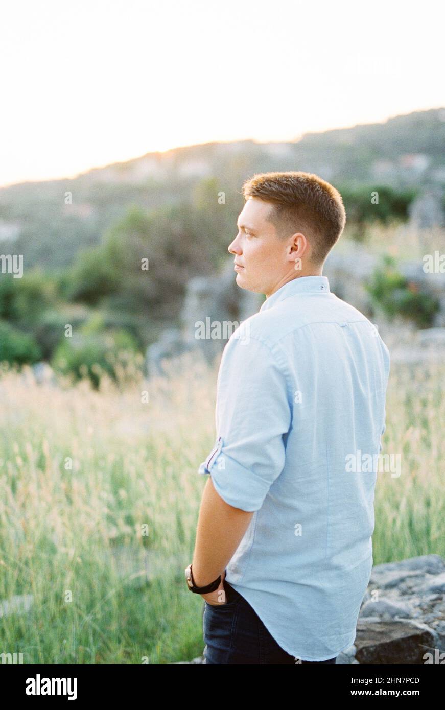 Man with no hands and no legs hi-res stock photography and images - Alamy