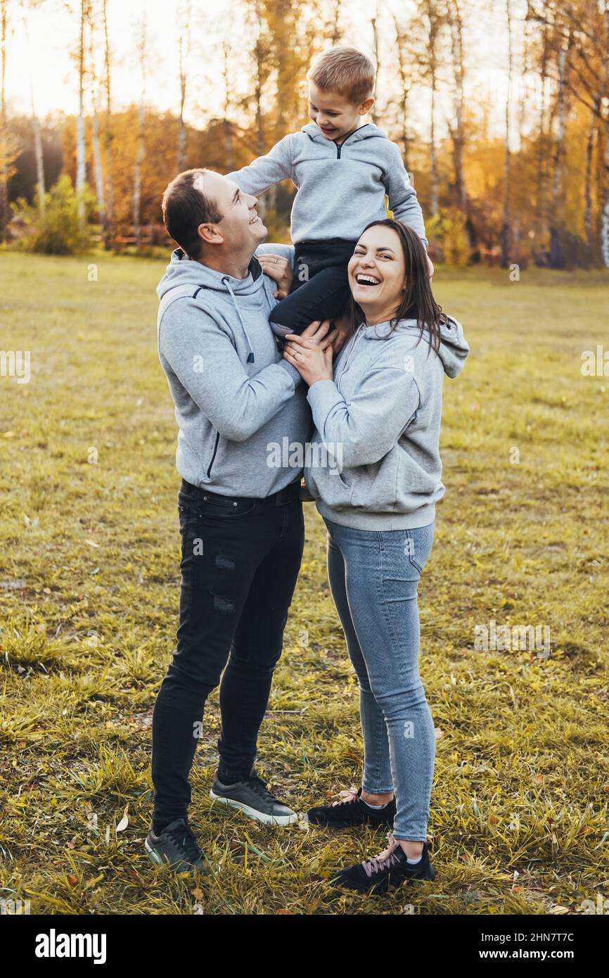 Holding child on shoulders hi-res stock photography and images - Alamy