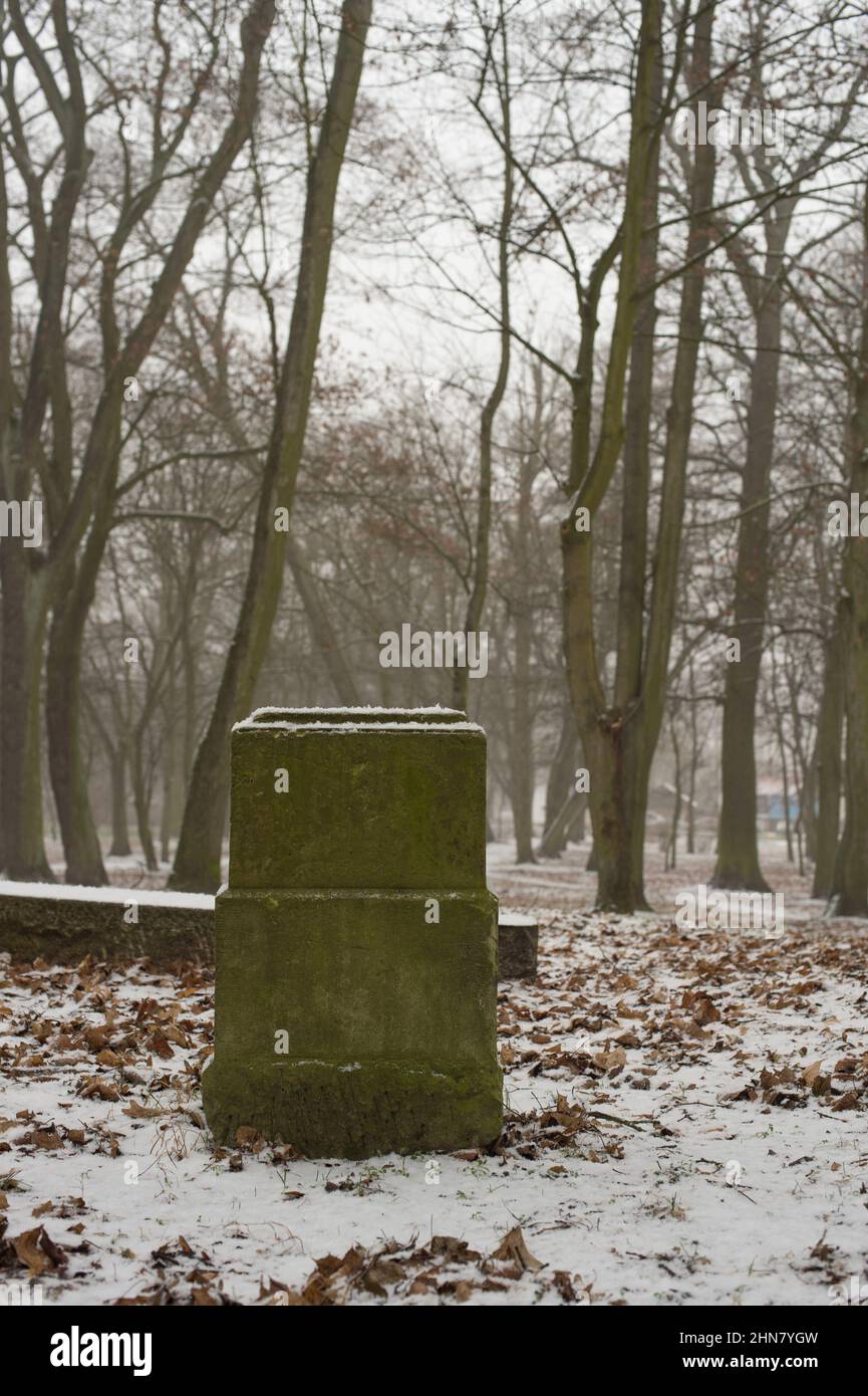 Toppled statue hi-res stock photography and images - Alamy