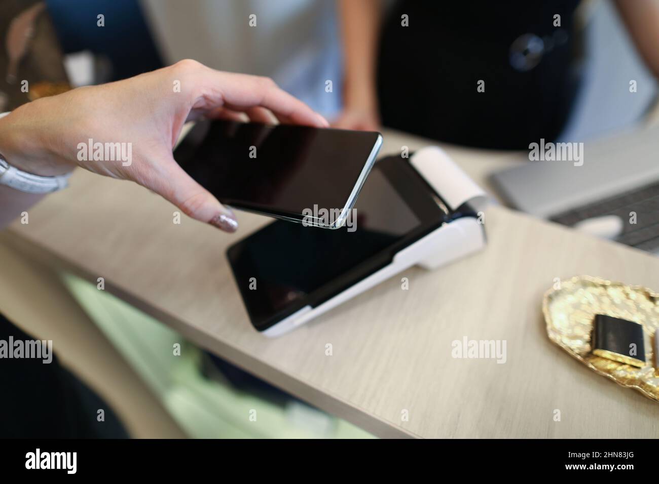 Mobile store worker hi-res stock photography and images - Alamy