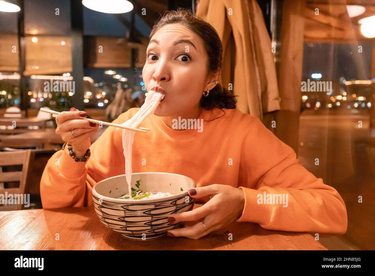 Noodle lady hi-res stock photography and images - Alamy