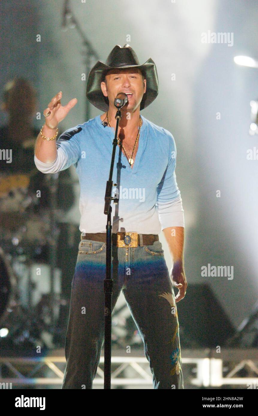 Tim mcgraw performing hi-res stock photography and images - Alamy