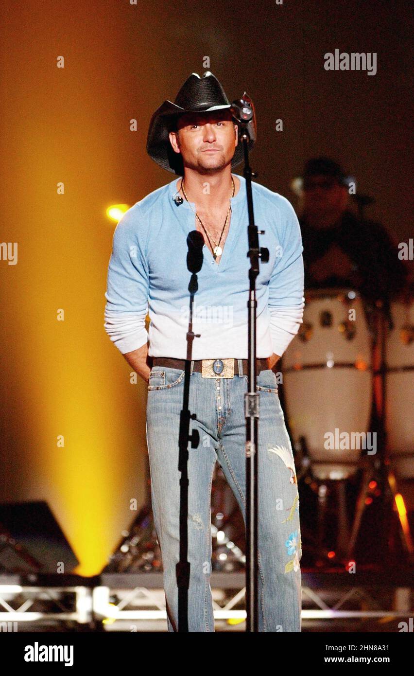 Tim mcgraw performing hi-res stock photography and images - Alamy
