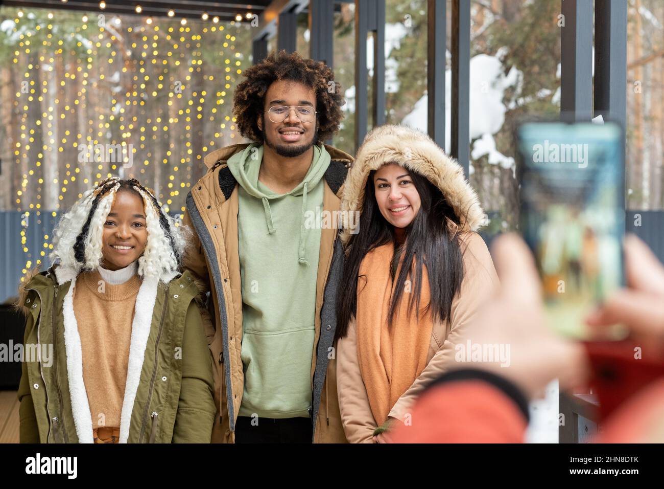 House friends smiling group hi-res stock photography and images - Alamy