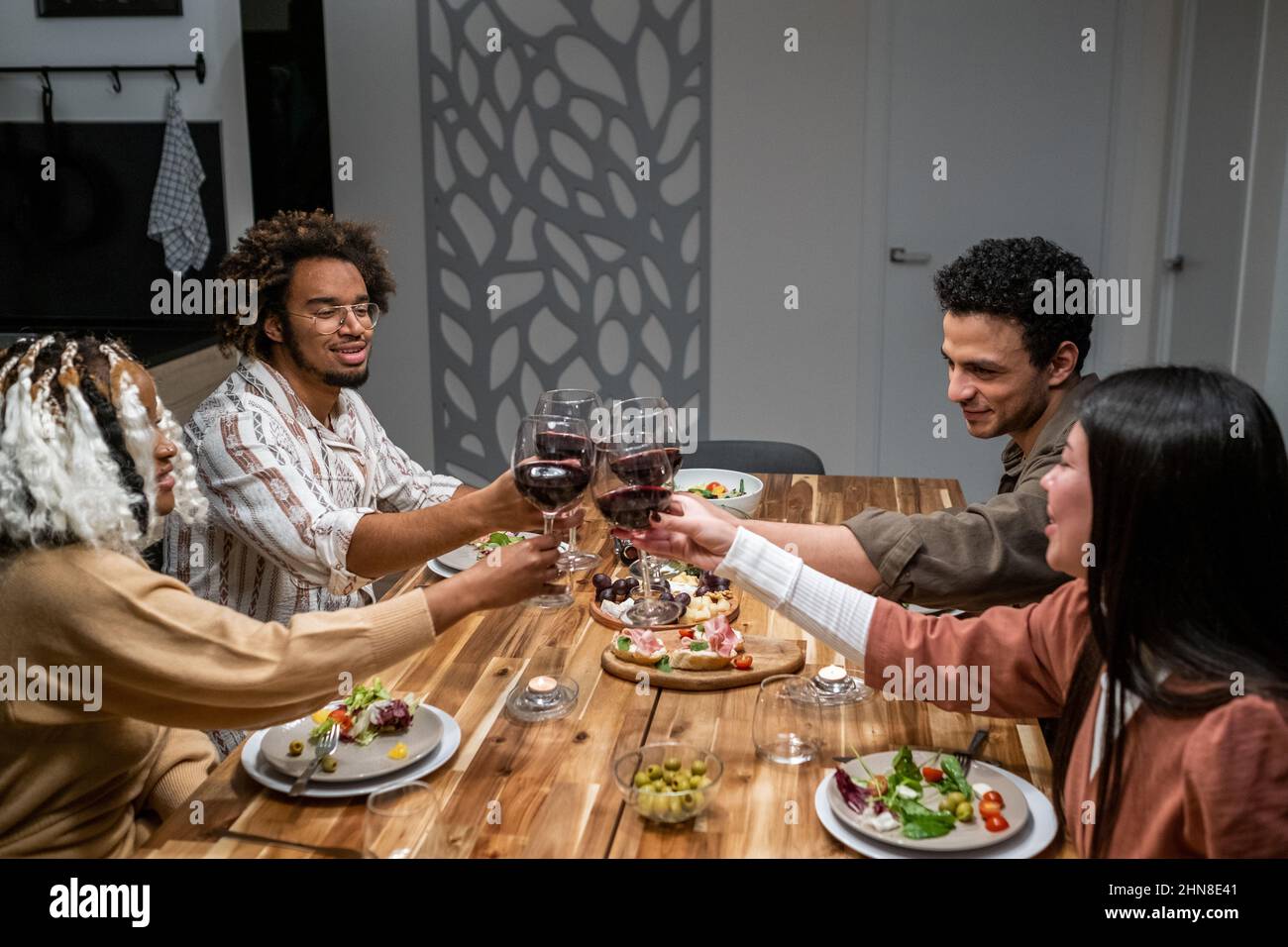 People sitting dining table hi-res stock photography and images - Alamy