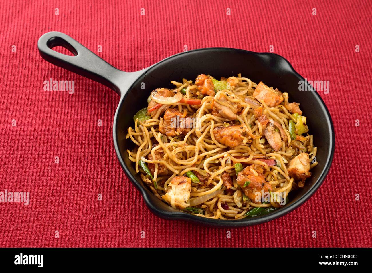 chicken chow mein in plate Stock Photo - Alamy