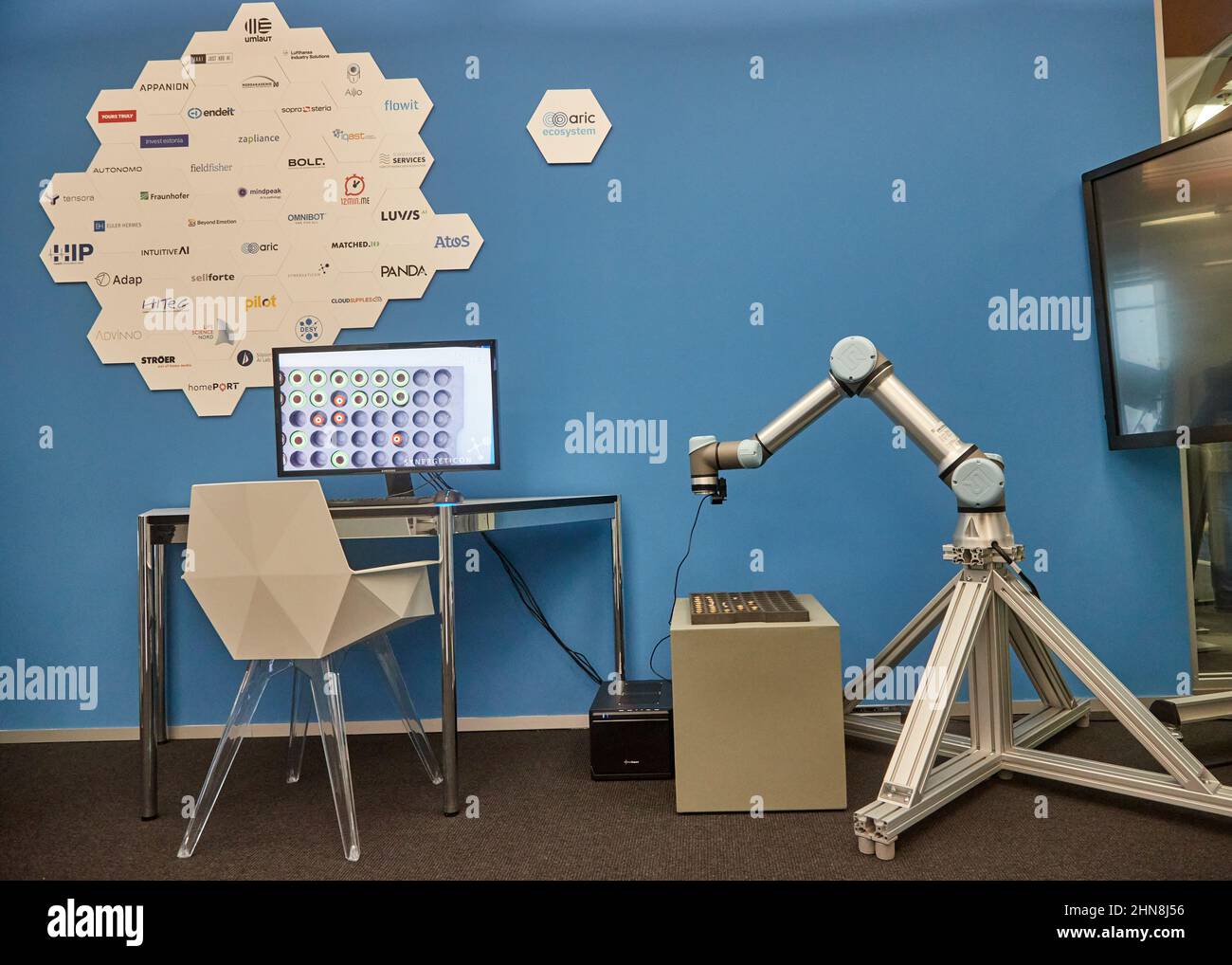 Hamburg, Germany. 08th Feb, 2022. The robot "URSe" from Universal ...