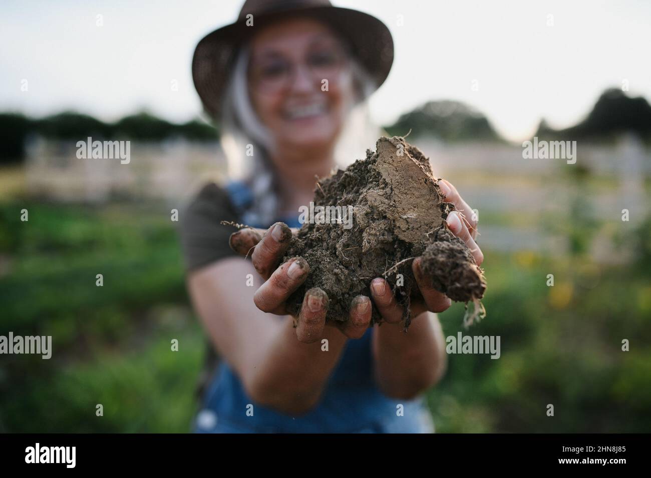 Hands holding soil hi-res stock photography and images - Alamy