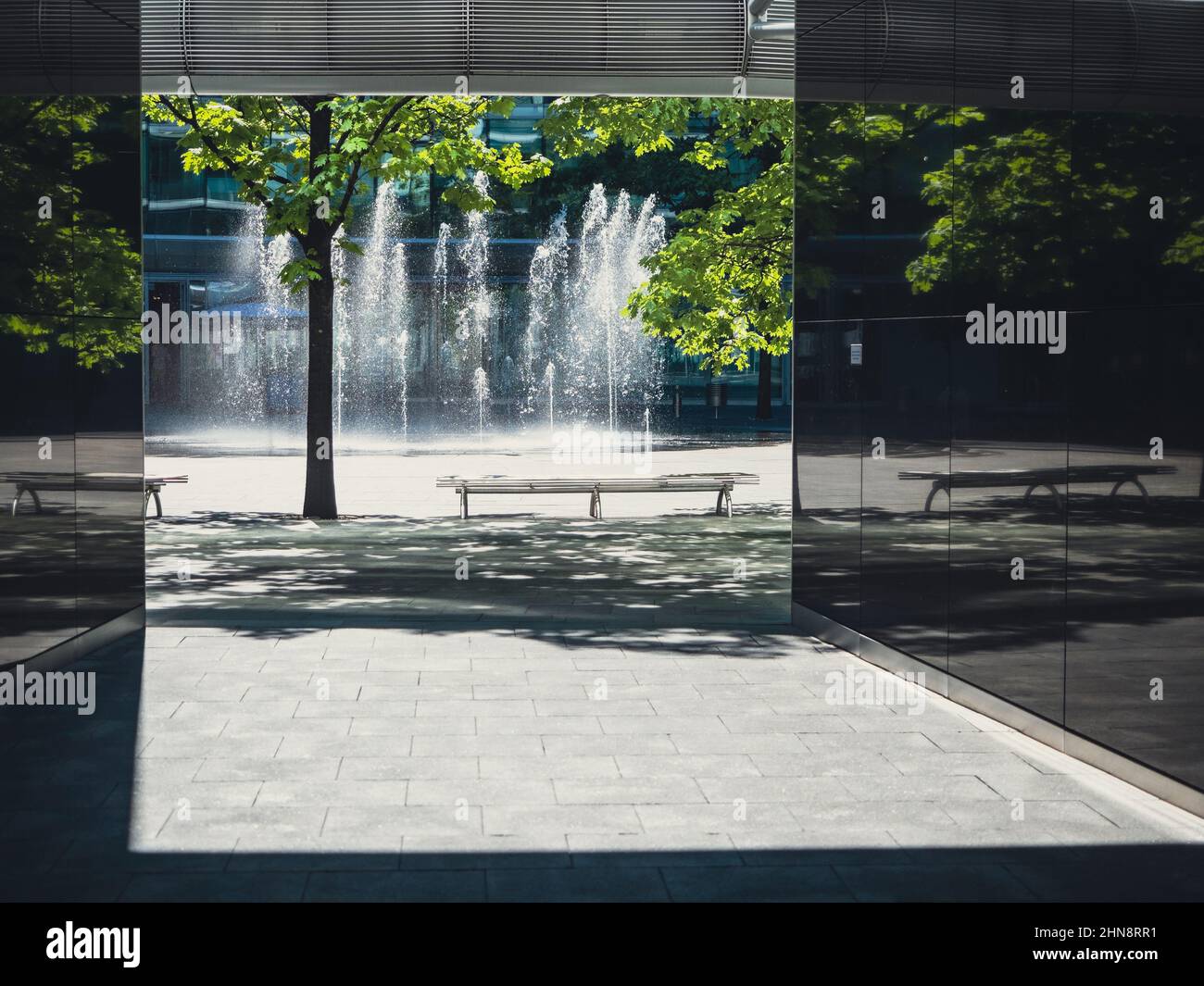 Commercial building courtyard hi-res stock photography and images - Alamy