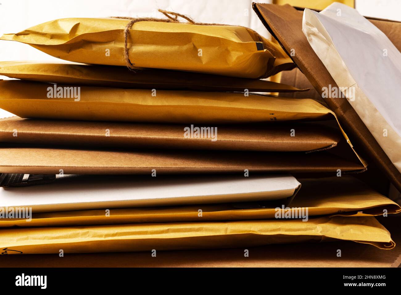 Brown bubble padded envelope hi-res stock photography and images - Alamy