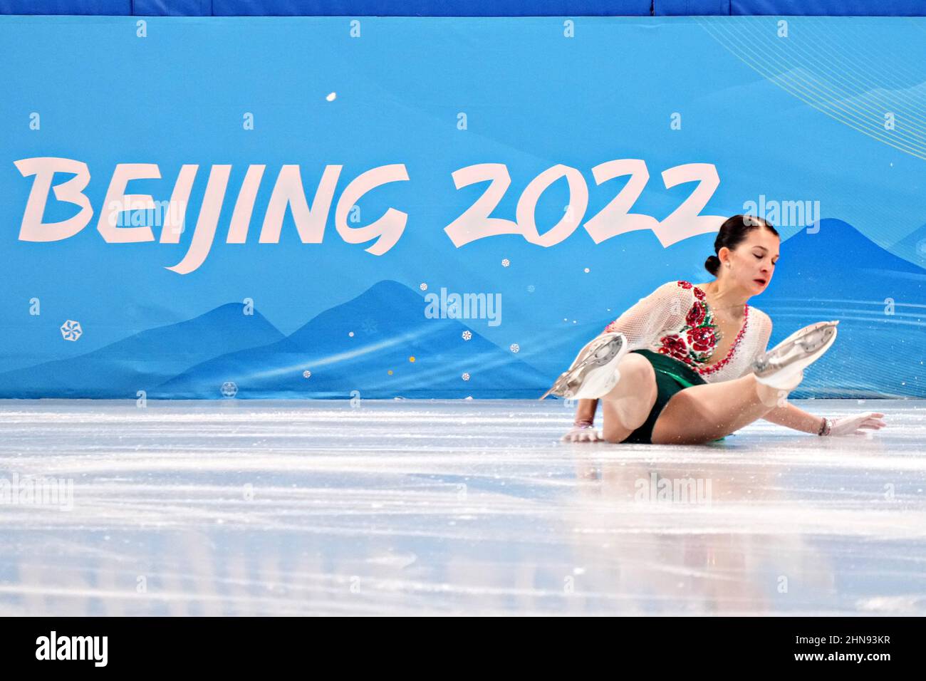 Figure skating falls hi-res stock photography and images - Alamy