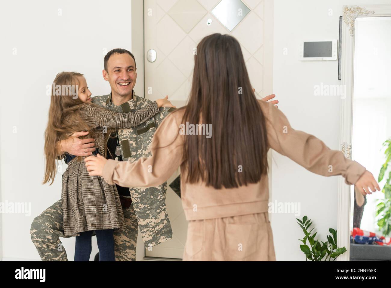 Soldier On Leave Hugging Daughter Stock Photo - Alamy