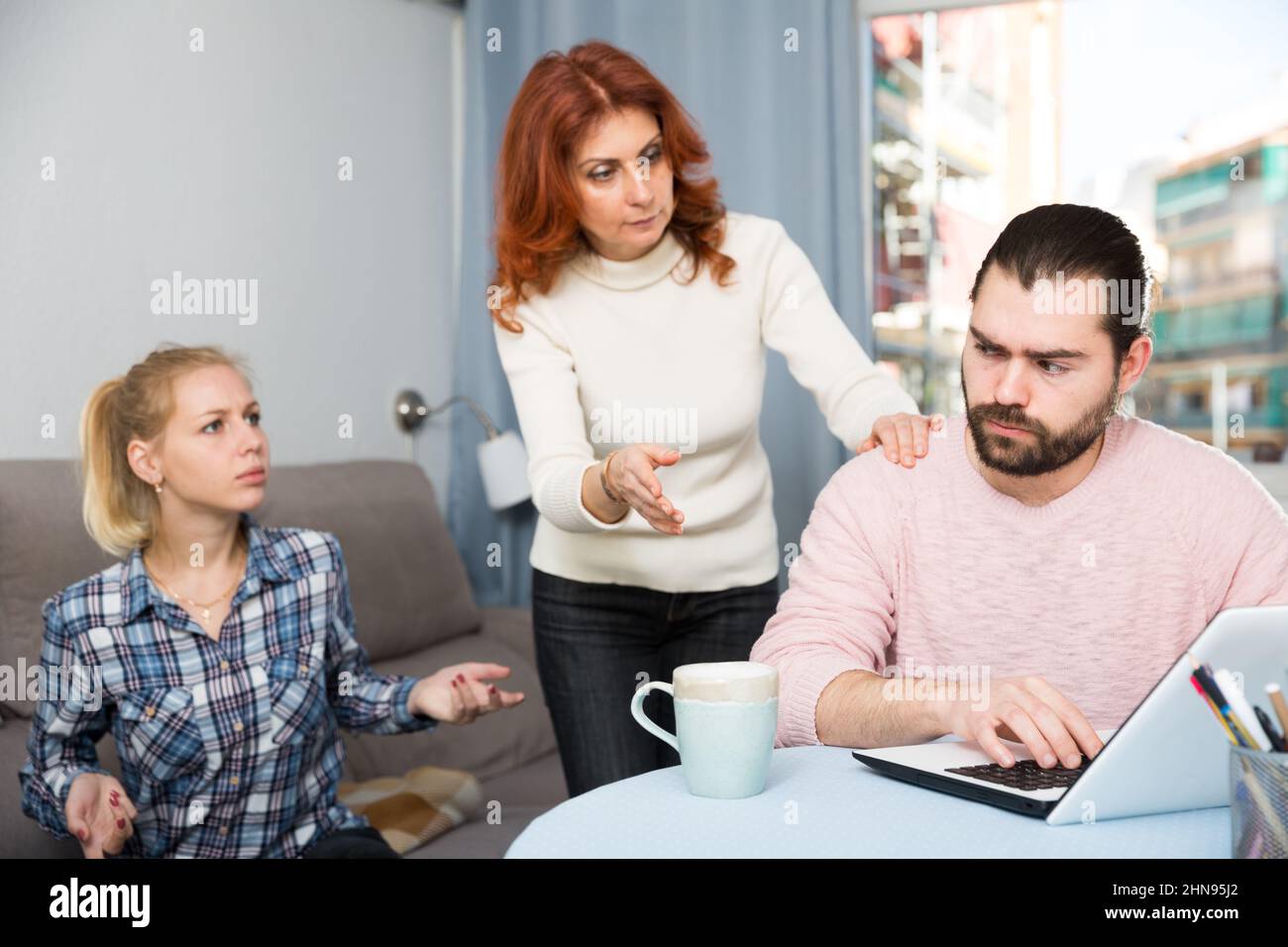 Elderly couple son laptop hi-res stock photography and images - Alamy
