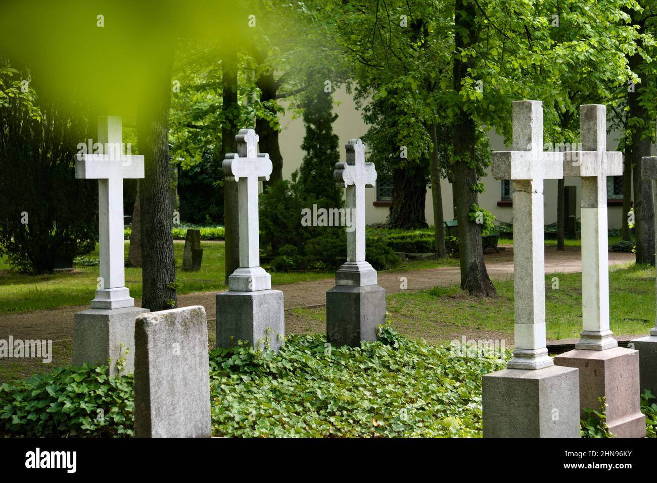 Graveyard tomb burial gravestone hi-res stock photography and images ...