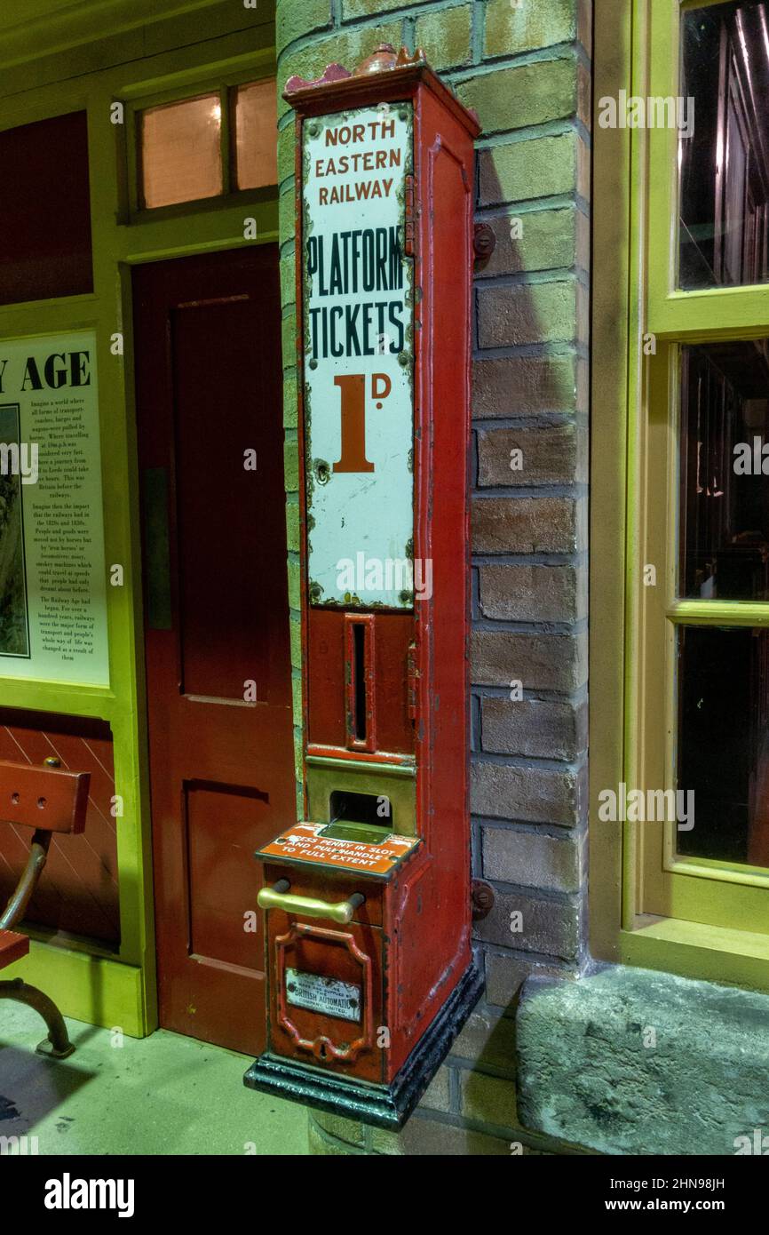 Platform ticket machine hi-res stock photography and images - Alamy