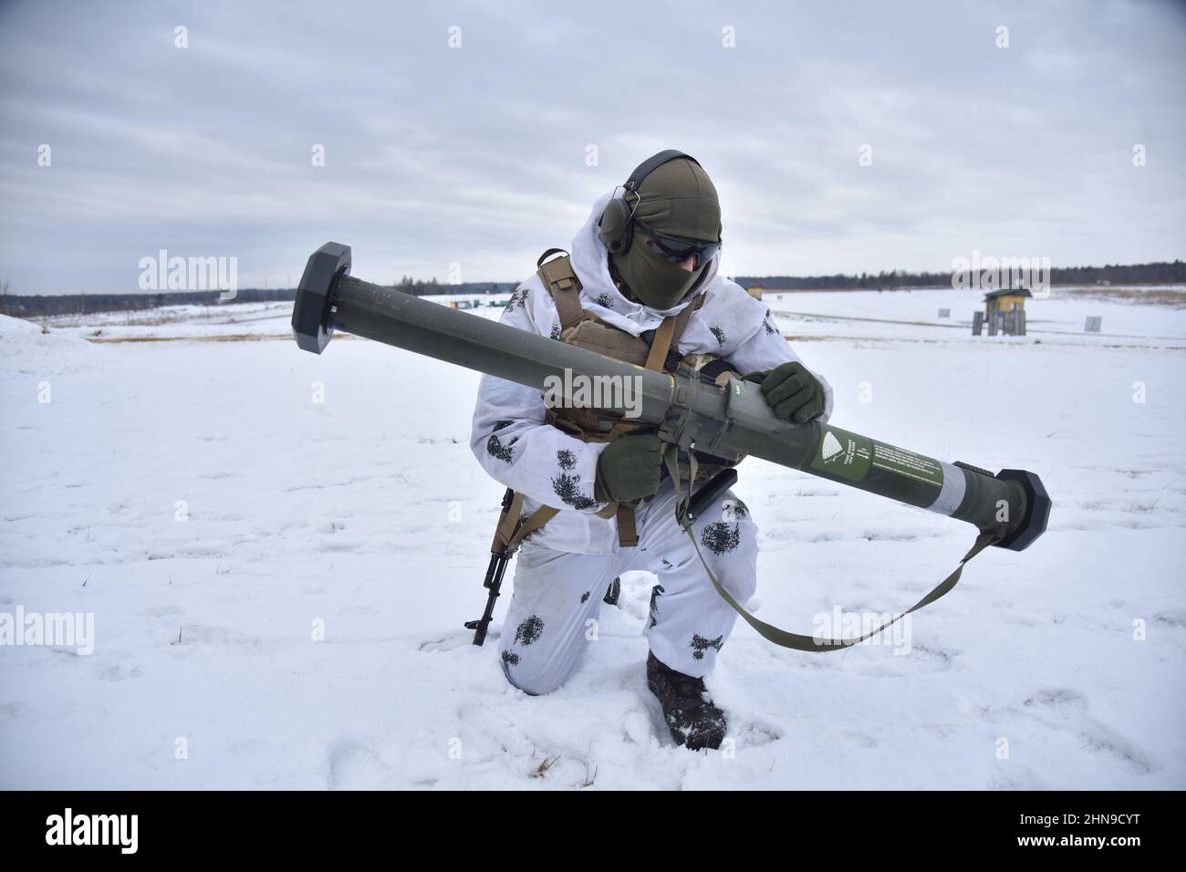 A Ukrainian military demonstrates the American grenade launcher M141 ...