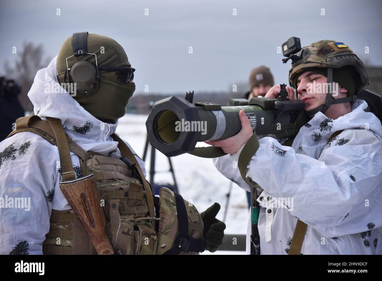 A Ukrainian military demonstrates the American grenade launcher M141 ...