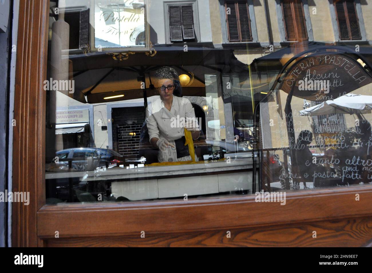 Women at cafe rome hi-res stock photography and images - Alamy