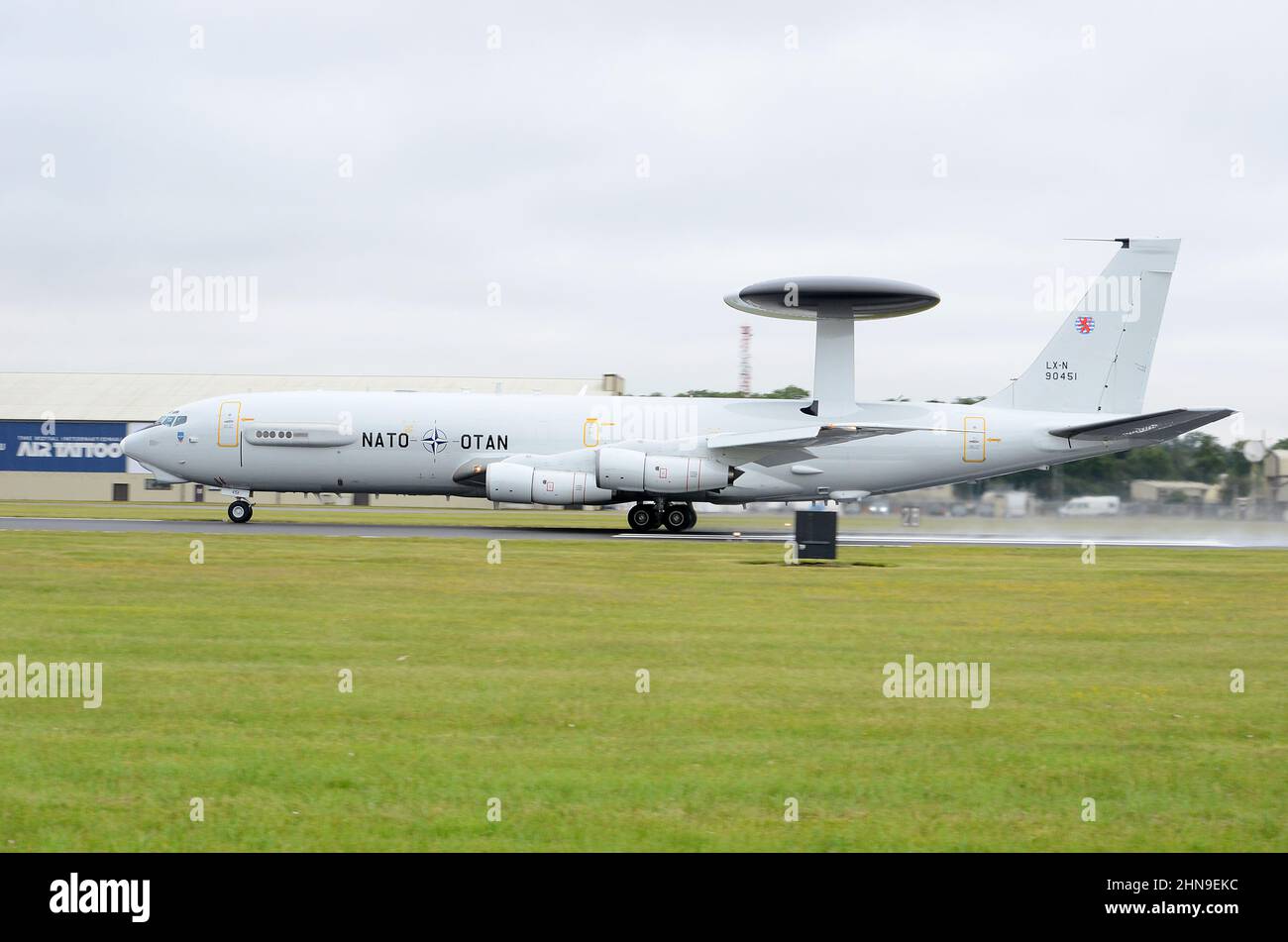 E tail platform hi-res stock photography and images - Alamy