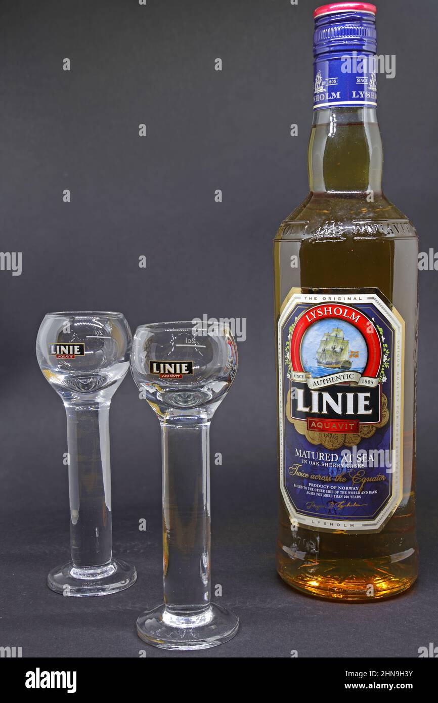 Linie Aquavit bottle and two glasses Stock Photo - Alamy