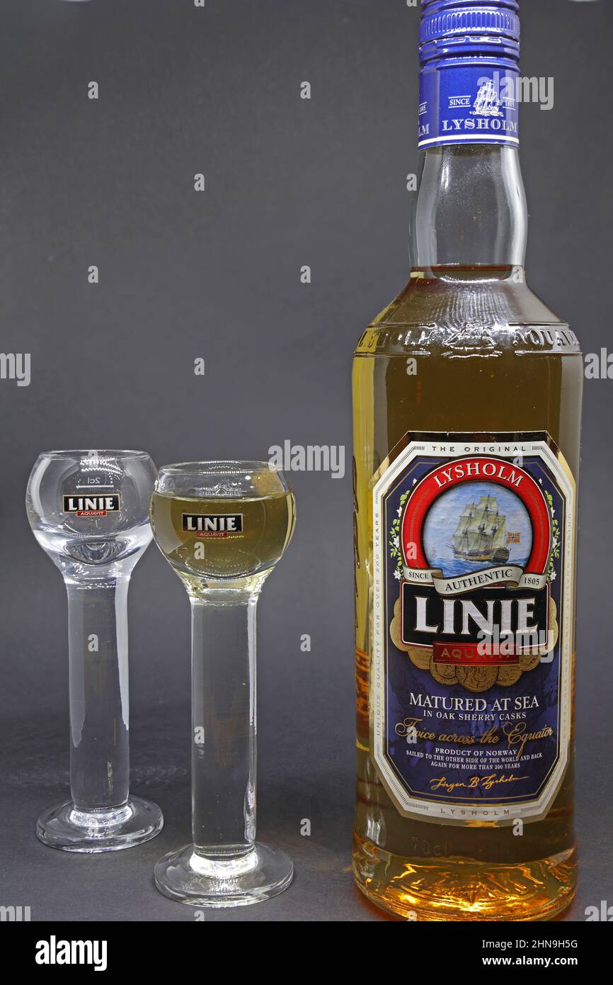 Linie Aquavit bottle and two glasses Stock Photo - Alamy
