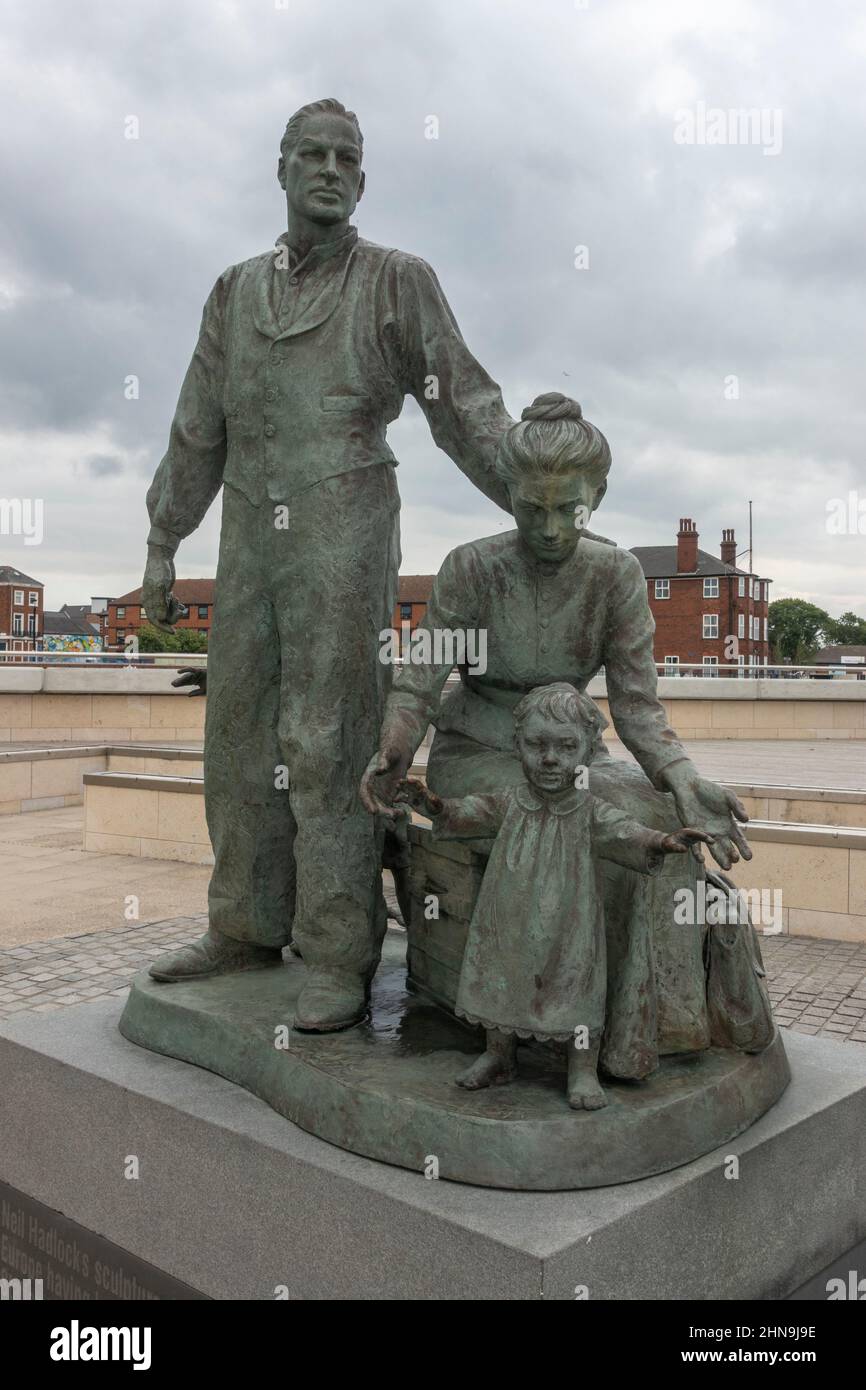 Immigrants going to America sculpture by Neil Hadlock, Humber Quays, in ...
