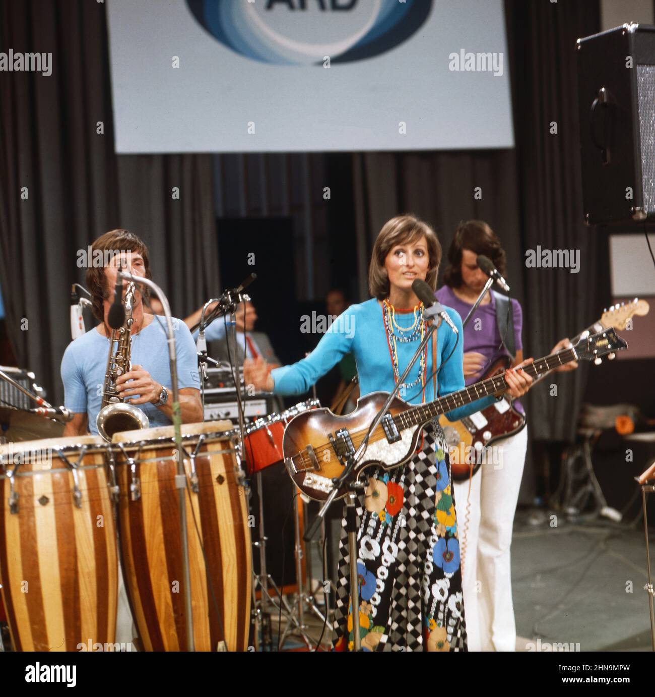 Gerty Ric, deutsche Sängerin, bei einem Auftritt mit ihrer Band ...
