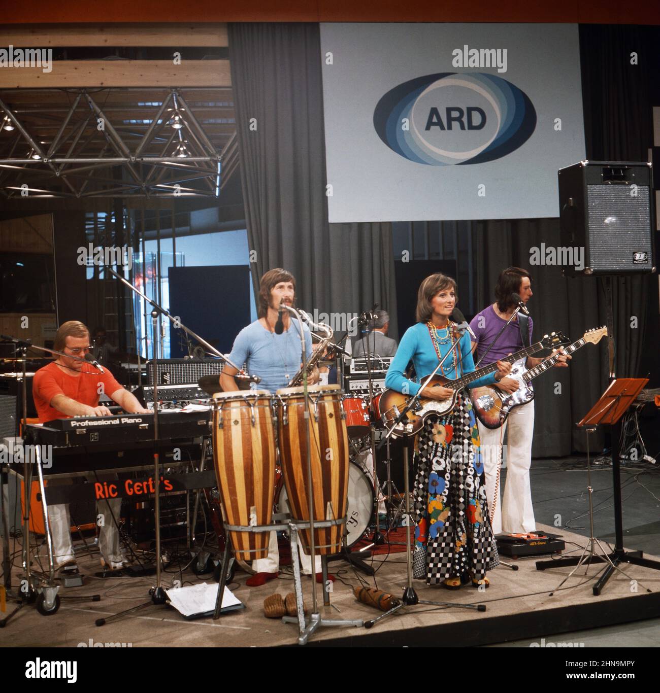 Llve on stage hi-res stock photography and images - Alamy