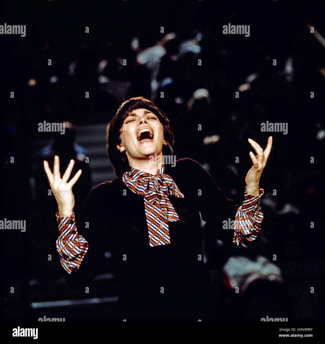Mireille Mathieu, berühmte französische Sängerin, Auftritt in einer TV ...