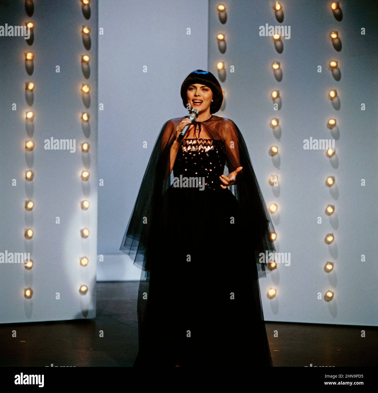 Mireille Mathieu, französische Sängerin, Auftritt in einer TV Show ...