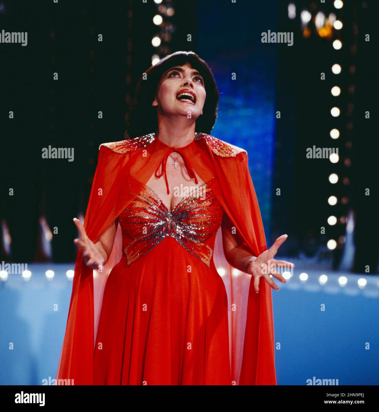 Mireille Mathieu, französische Sängerin, Auftritt in einer TV Show ...