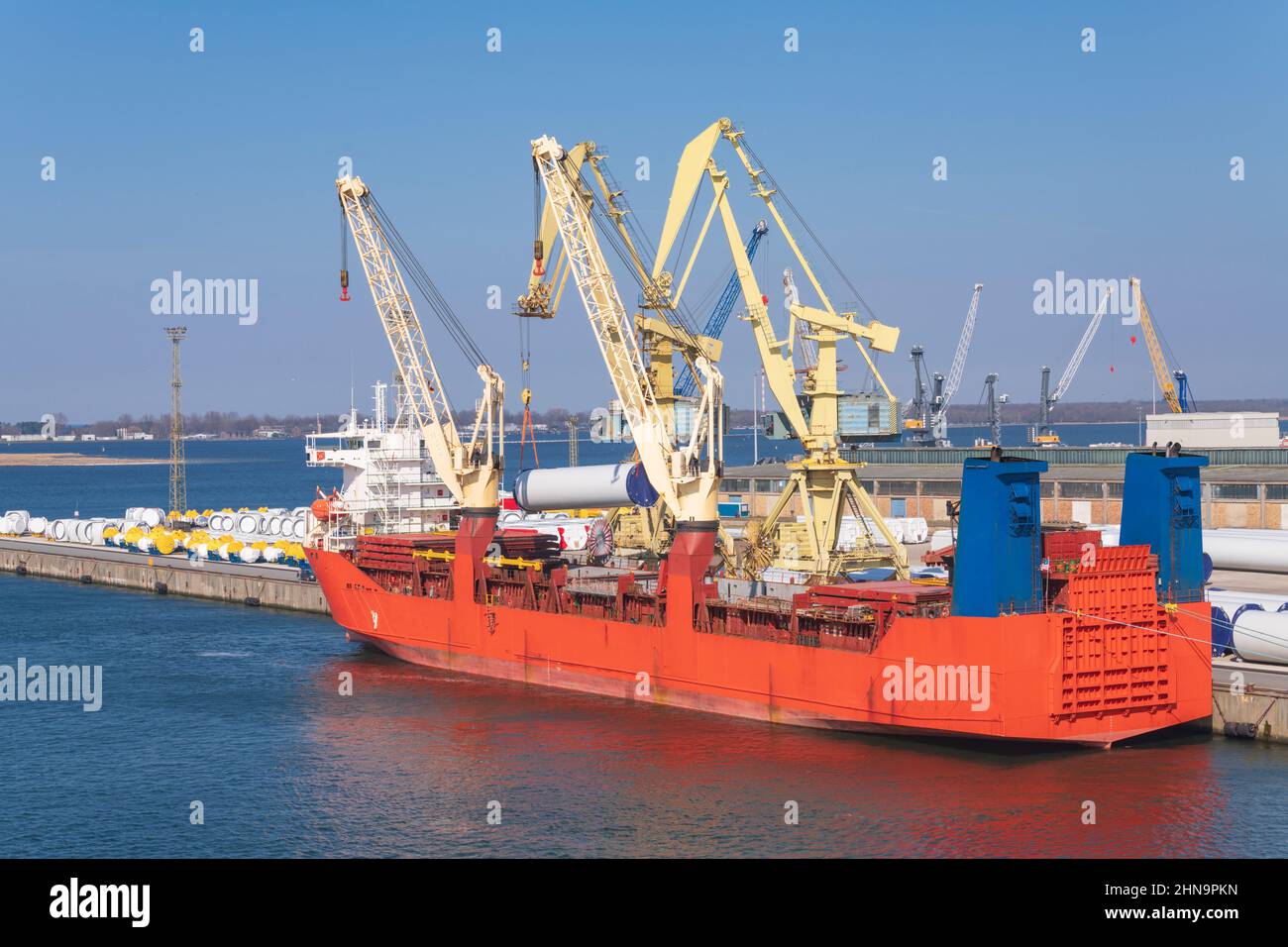 Vessel loading hi-res stock photography and images - Alamy