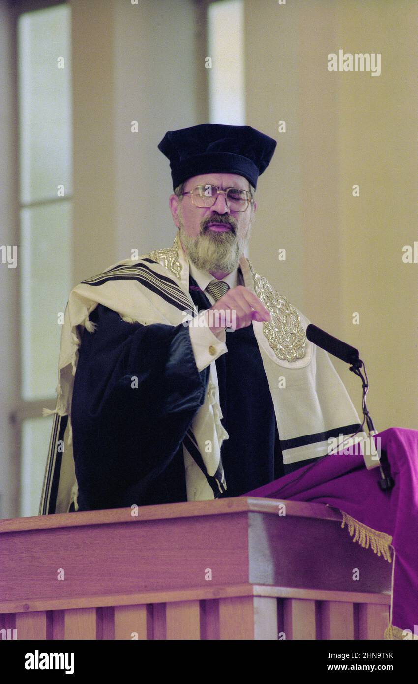 The Induction of Rabbi Chaim Rapoport by the Chief Rabbi Jonathan Sacks ...