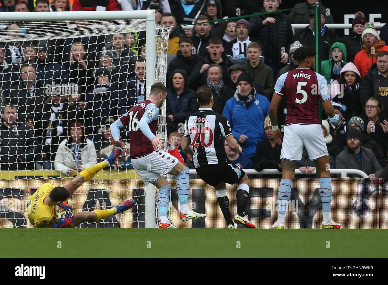 Emiliano martinez save hi-res stock photography and images - Alamy
