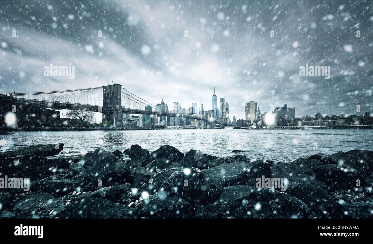 New York in winter. Manhattan skyline and Brooklyn Bridge during ...