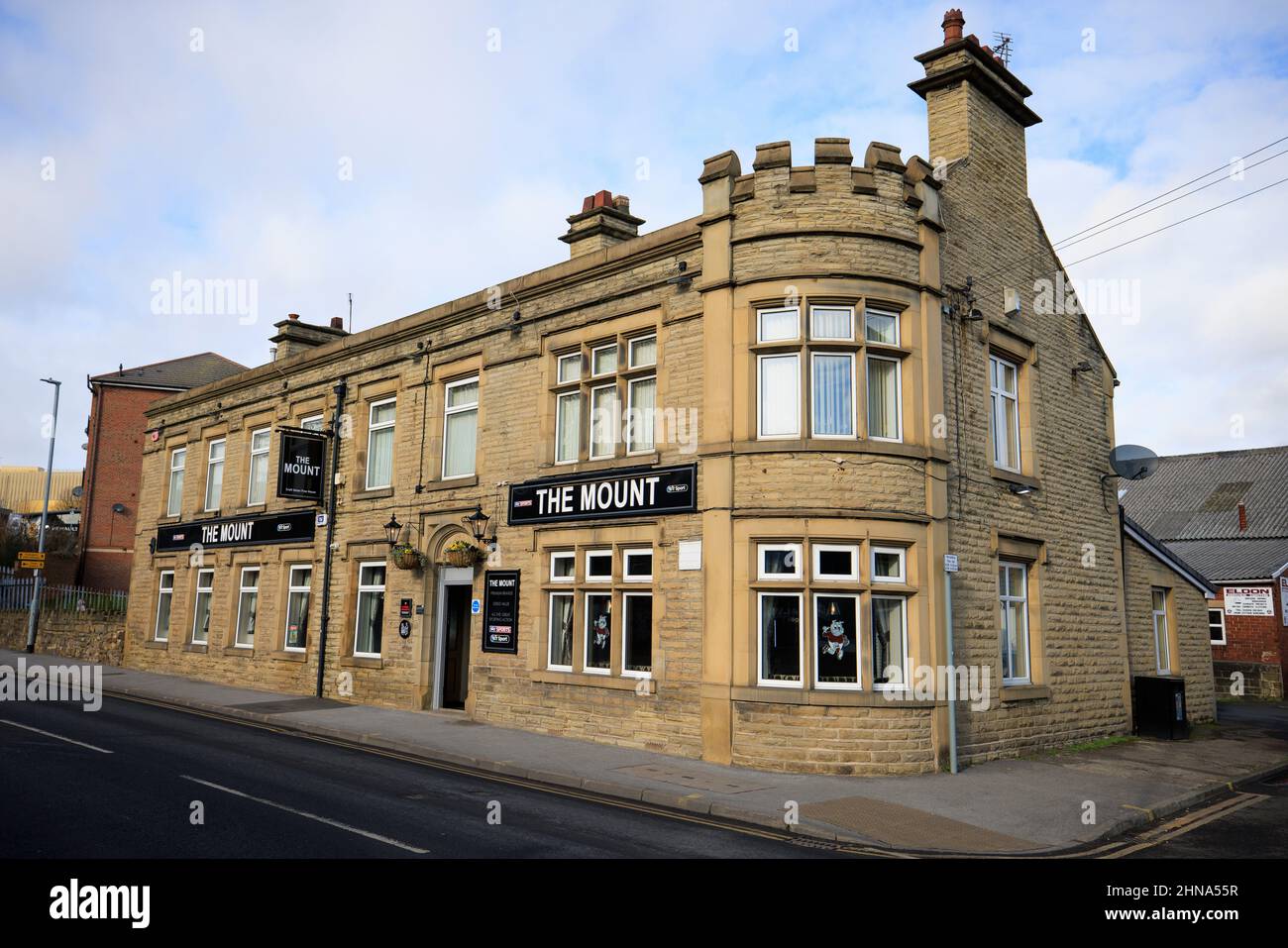 The Mount pub in Oakwell, Barnsley, South Yorkshire Stock Photo - Alamy
