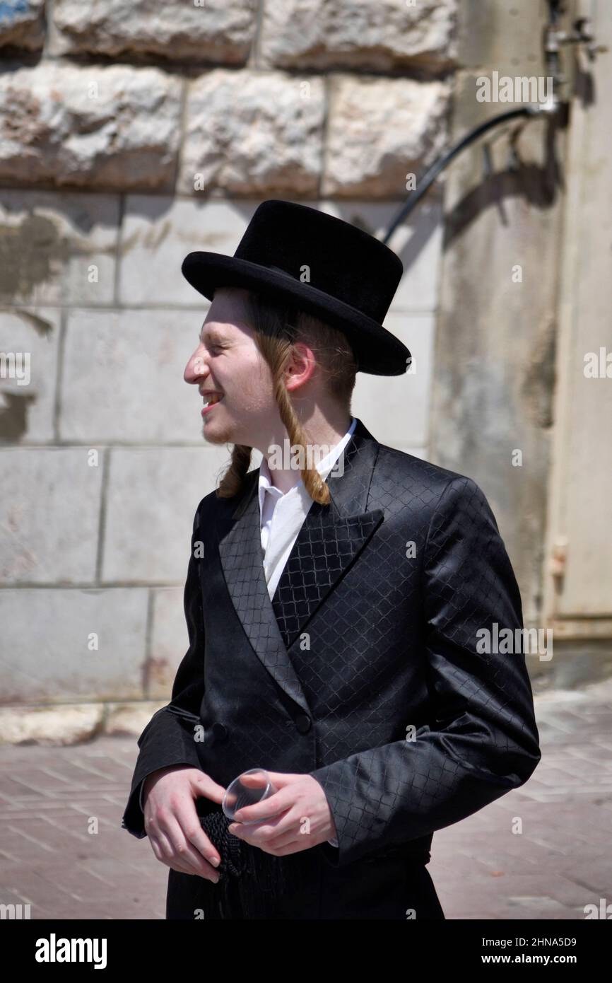 Traditional orthodox jewish man walking hi-res stock photography and ...